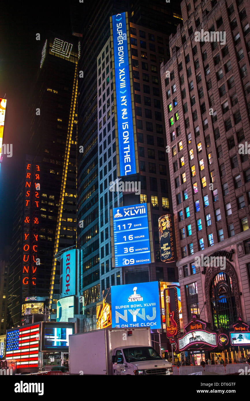 Times square billboard hi-res stock photography and images - Alamy