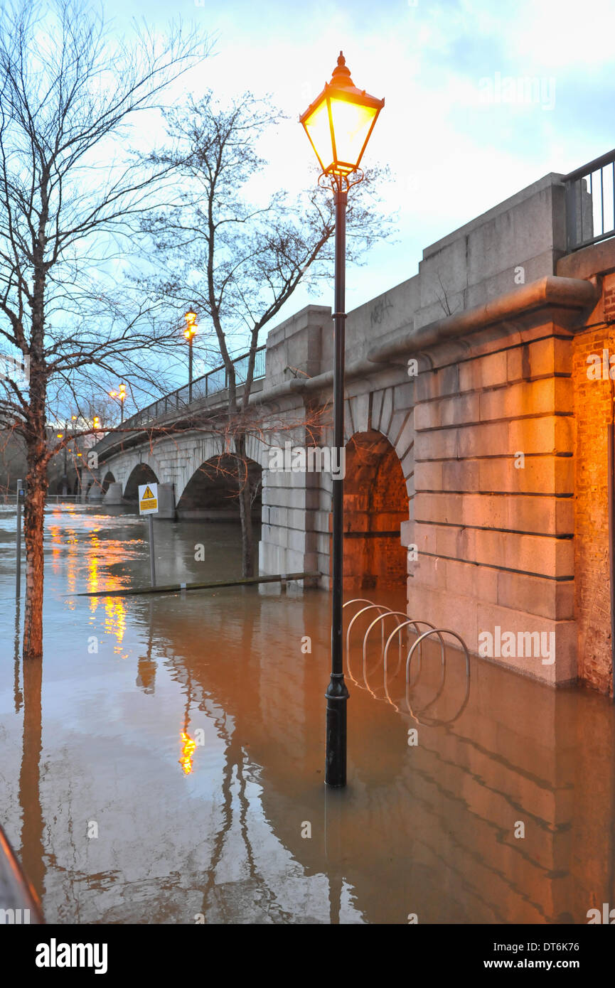 Staines, Surrey, UK. 10th February 2014. The River Thames is swollen ...