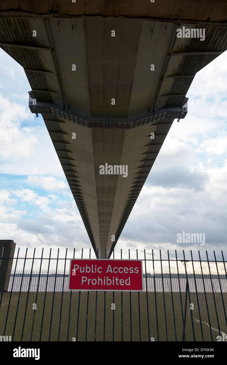 Under The Humber Bridge High Resolution Stock Photography and Images ...