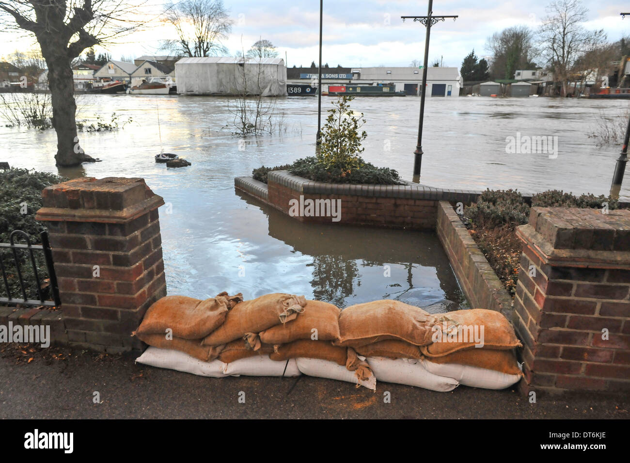 February 2014 thames flooding hi-res stock photography and images - Alamy