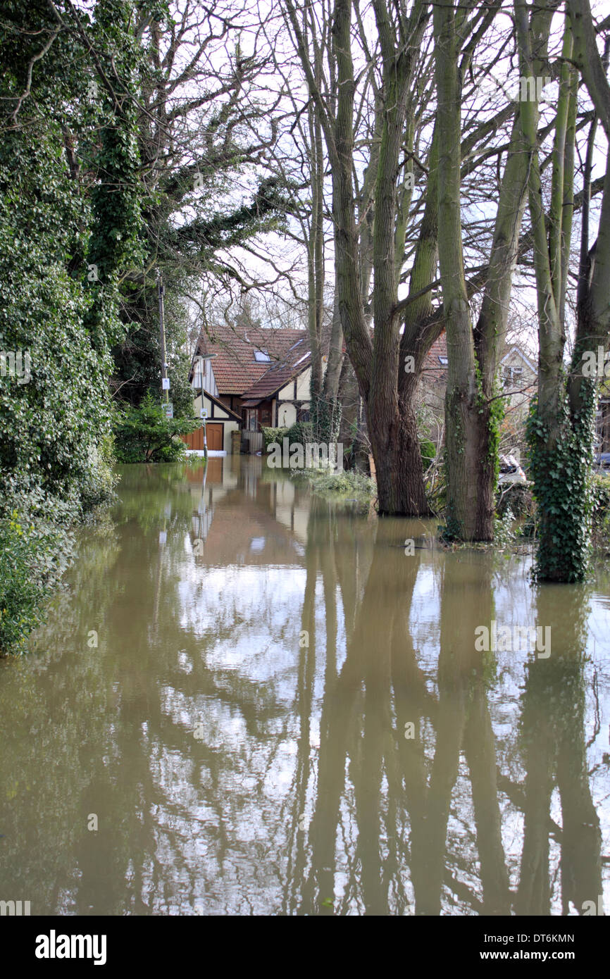 Lower Sunbury, Surrey, England, UK. 10th February 2014. After the ...