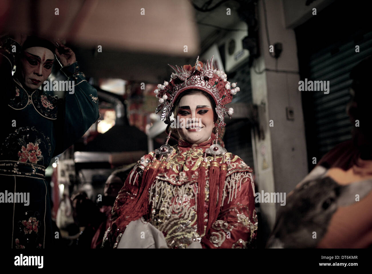 Bangkok, Thailand. 8th Feb, 2014. A Chinese Street artist preparing for ...