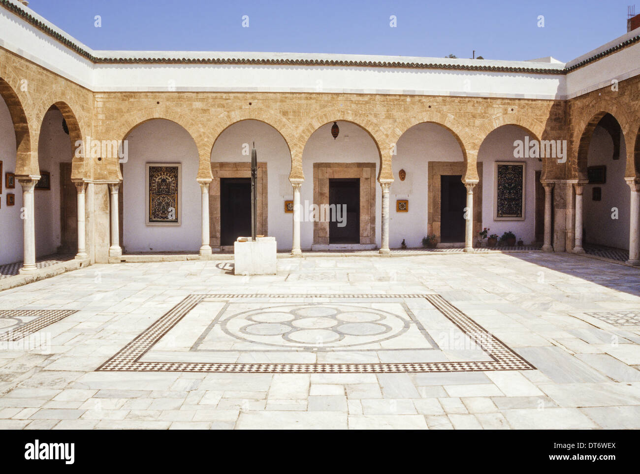 Tunisia tile islamic arab art hi-res stock photography and images - Alamy