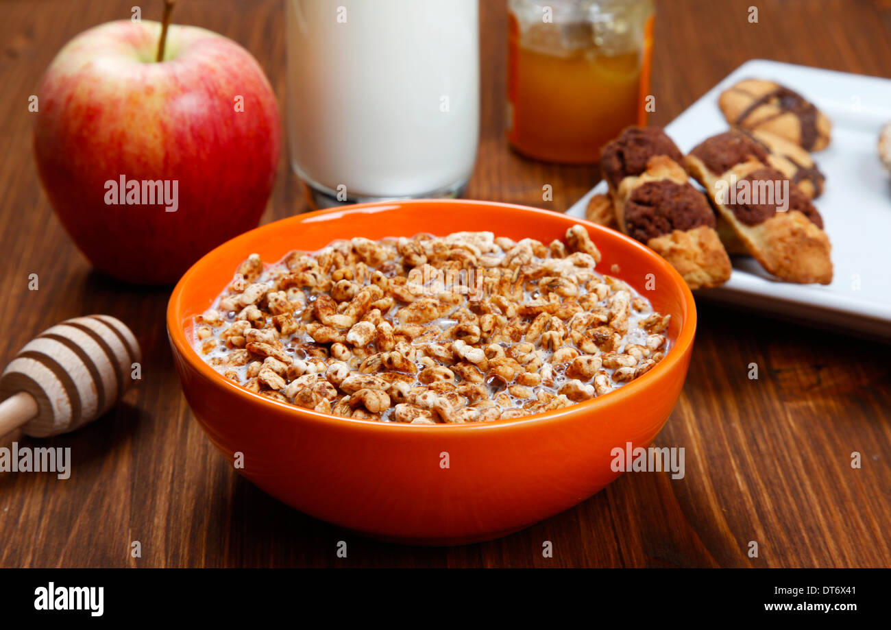 Puffed rice in a bowl with a glass of milk Stock Photo - Alamy