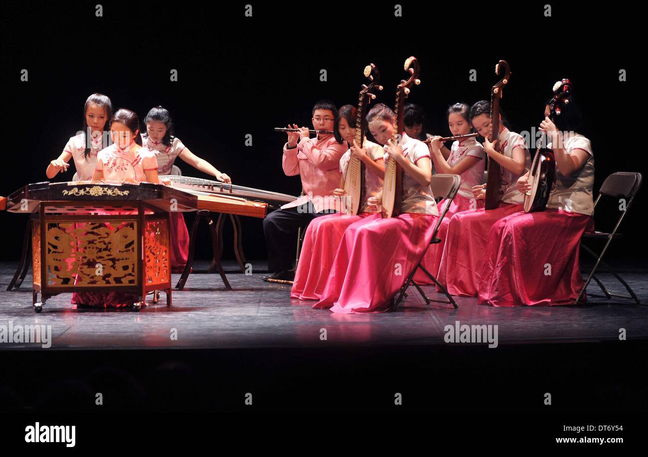Chinese university students france hi-res stock photography and images ...