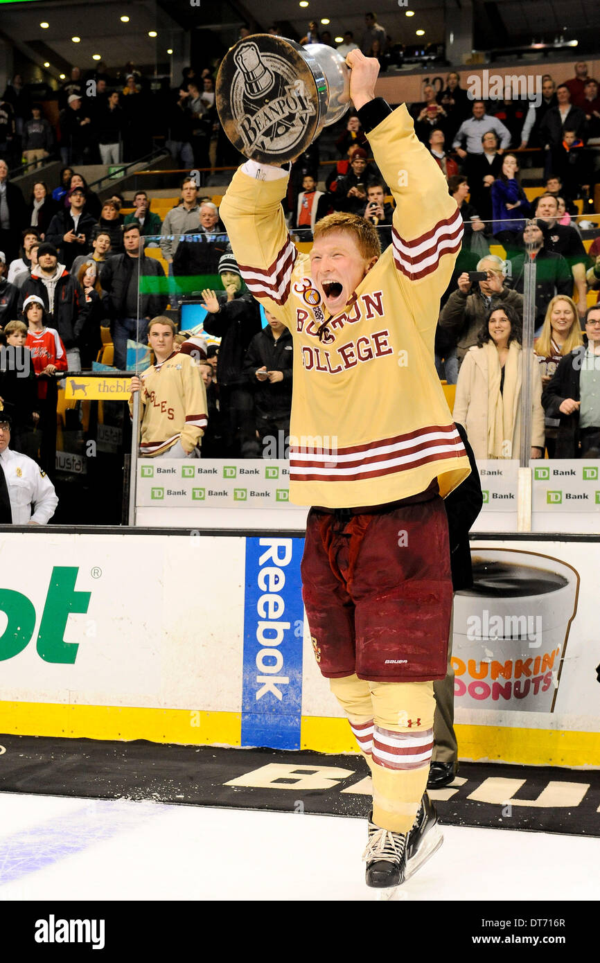 College hockey beanpot hi-res stock photography and images - Alamy