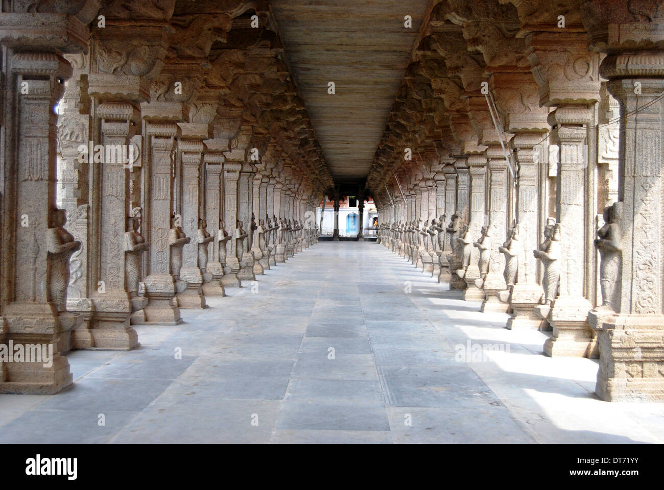 Pillar sculptures hi-res stock photography and images - Alamy