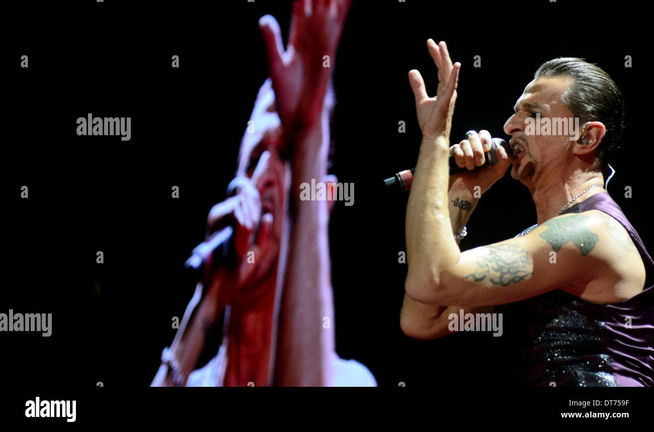 Singer dave gahan depeche mode hi-res stock photography and images - Alamy