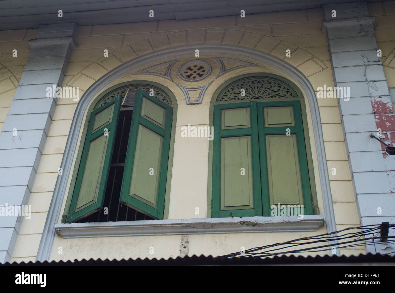 Colonial windows hi-res stock photography and images - Alamy