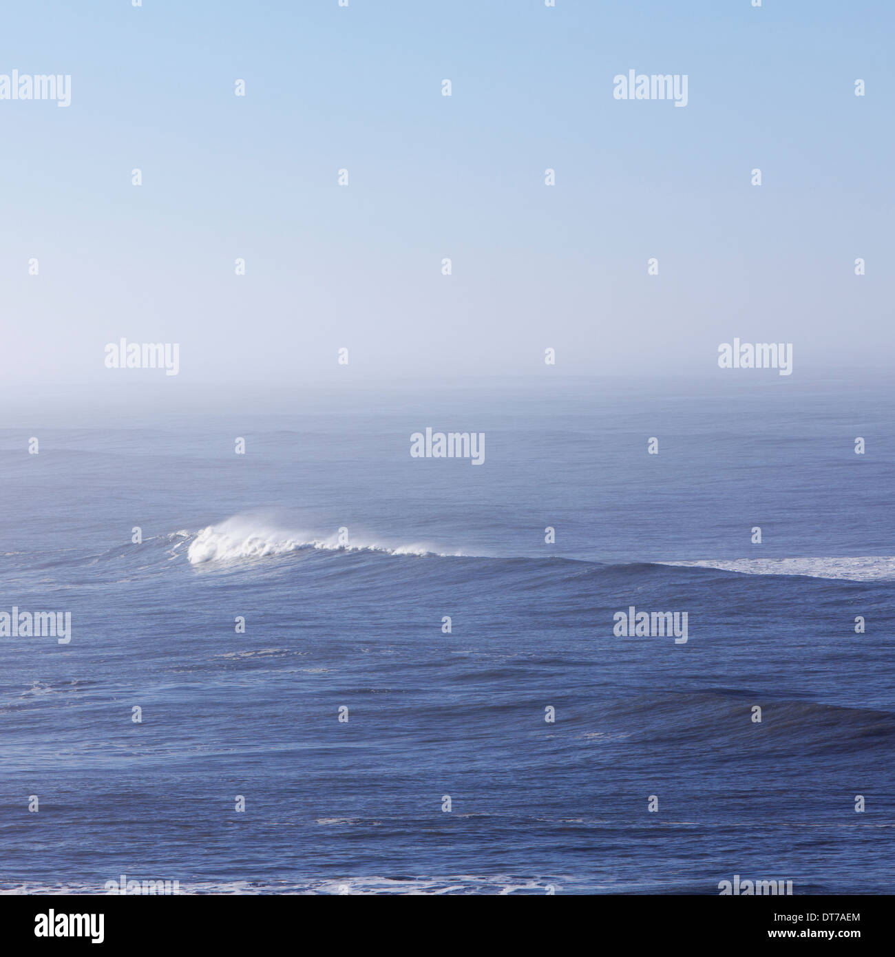 Crest of a wave hi-res stock photography and images - Alamy