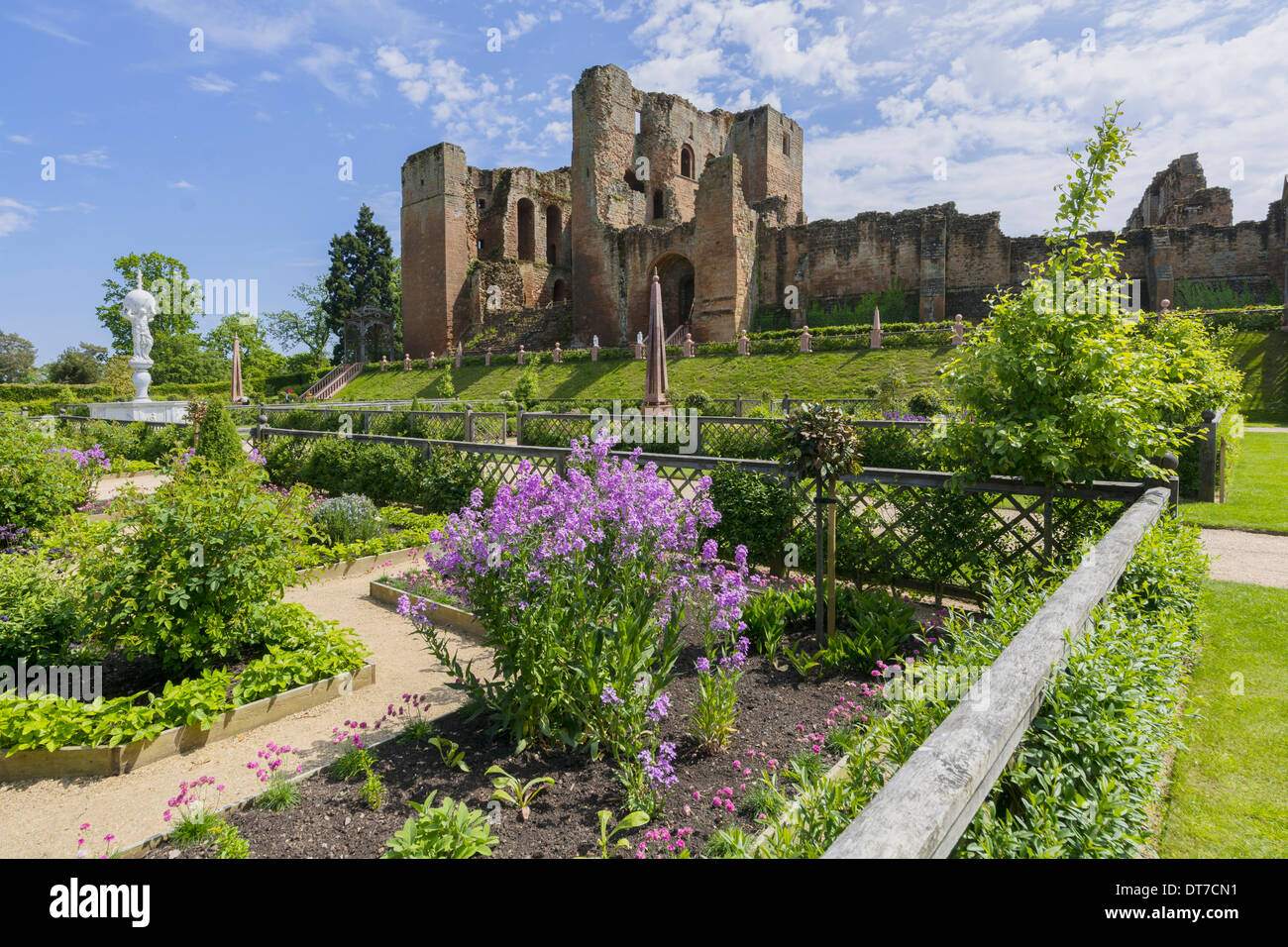 Warwick castle gardens hi-res stock photography and images - Alamy