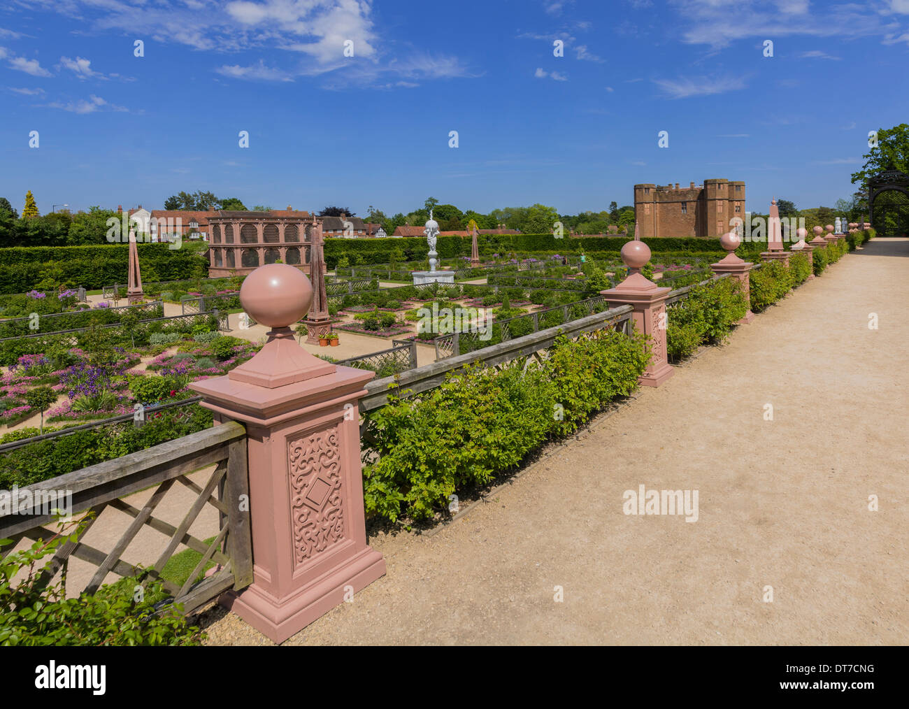 Warwick castle gardens hi-res stock photography and images - Alamy