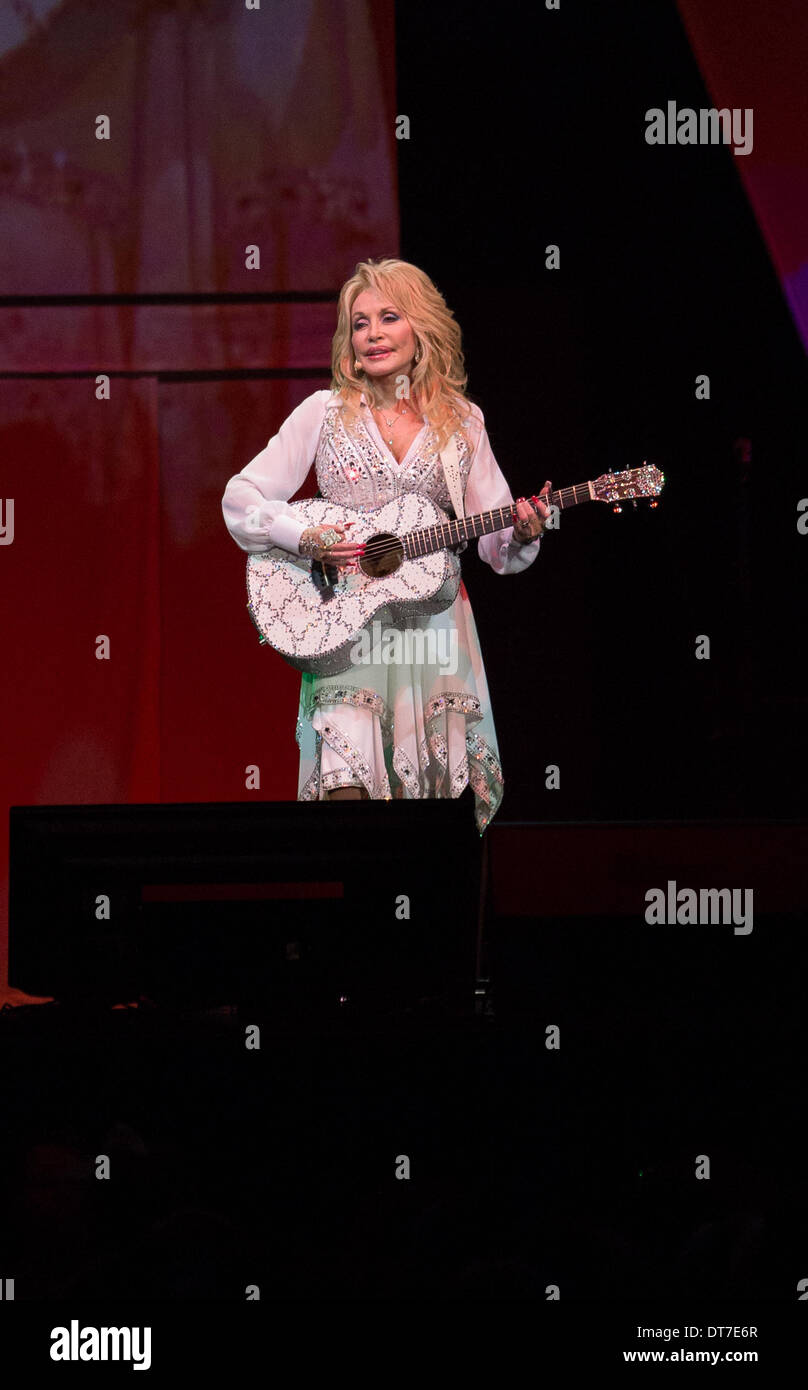 Dolly parton playing guitar hi-res stock photography and images - Alamy