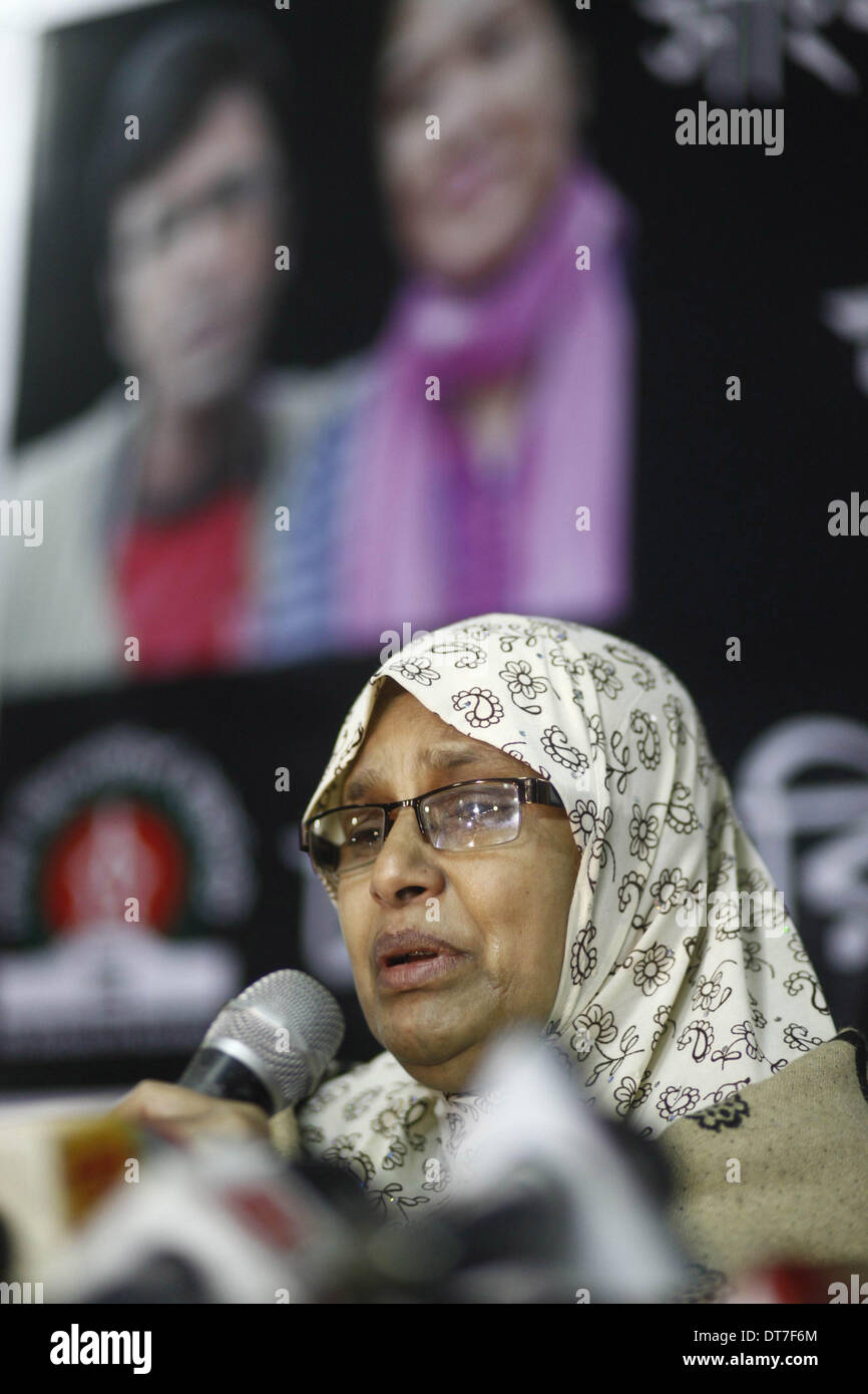 Dhaka,Bangladesh. 11th February 2014. Journalist Sagor-Runi's mother ...