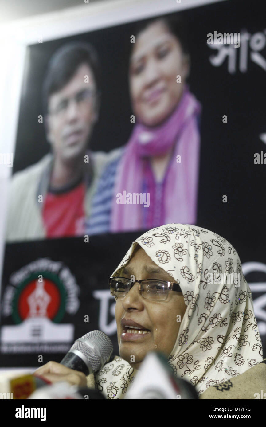 Dhaka,Bangladesh. 11th February 2014. Journalist Sagor-Runi's mother ...