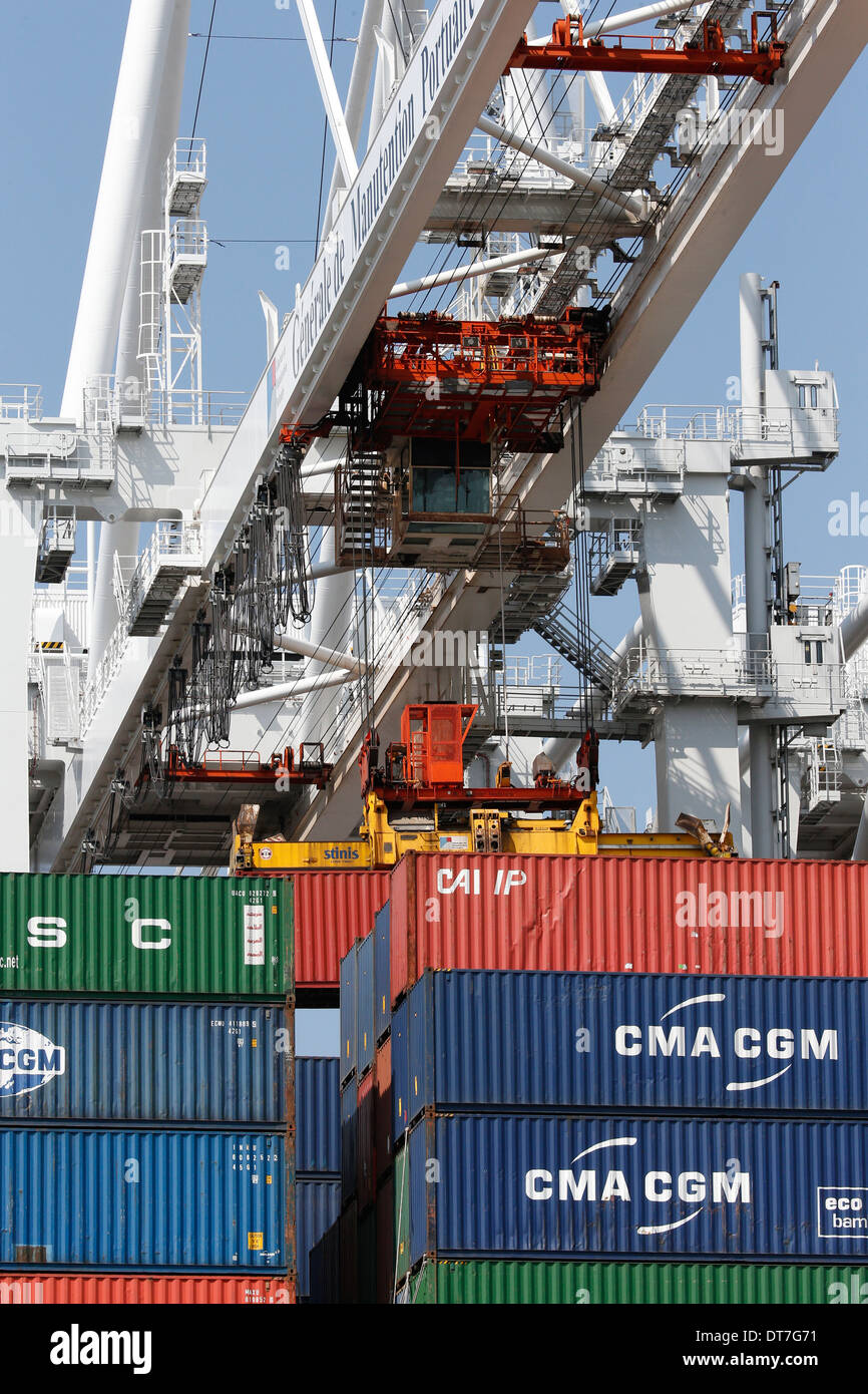 Le Havre Harbour. Container terminal. Unloading a ship Stock Photo - Alamy
