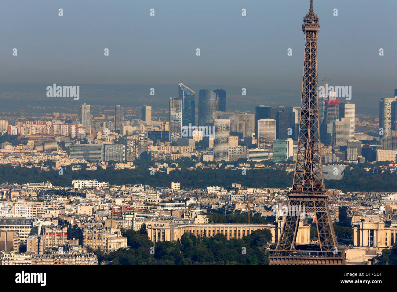 Paris la defense tower hi-res stock photography and images - Alamy