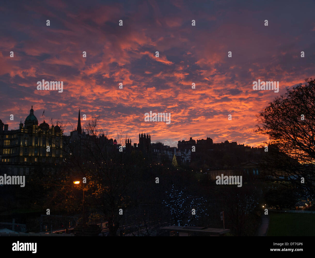 Edinburgh skyline silhouette hi-res stock photography and images - Alamy
