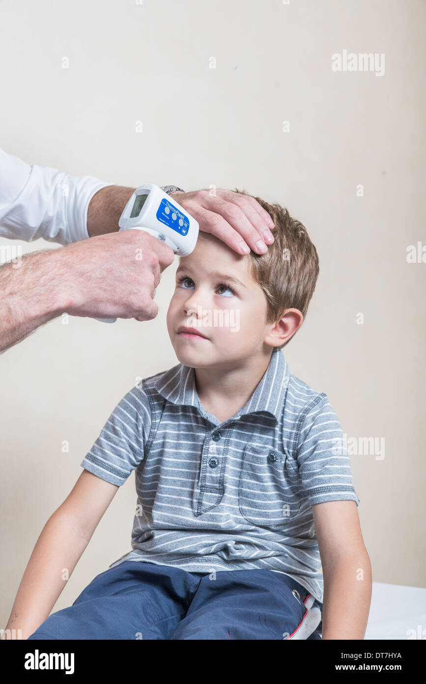 Doctor children thermometer temperature hi-res stock photography and ...