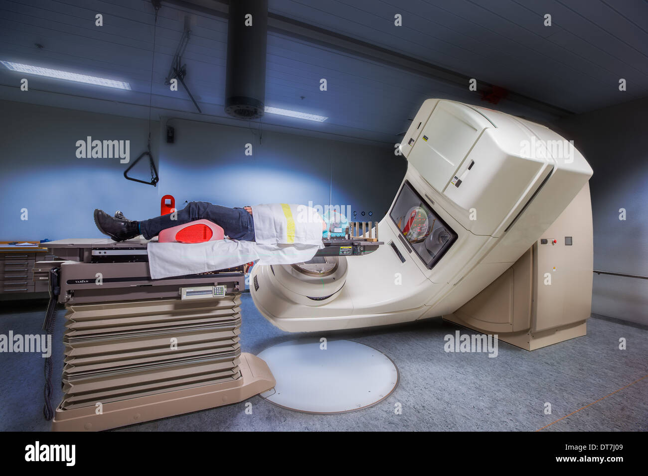 Radiation therapy machine hi-res stock photography and images - Alamy