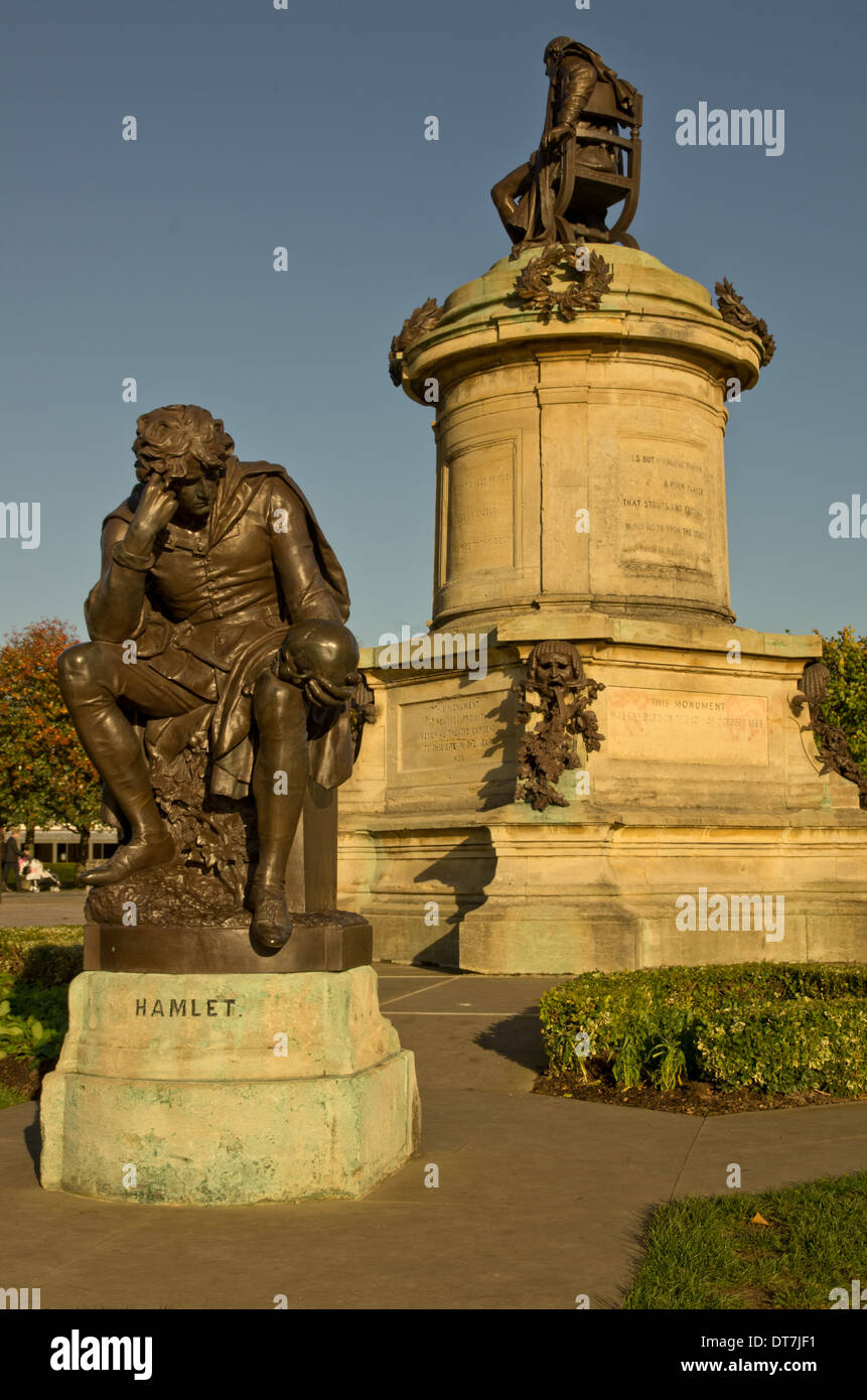Statues of Shakespeare and Hamlet by Lord Ronald Gower Stock Photo - Alamy