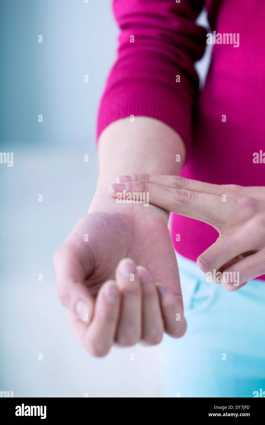 Woman pulse rate measuring hi-res stock photography and images - Alamy