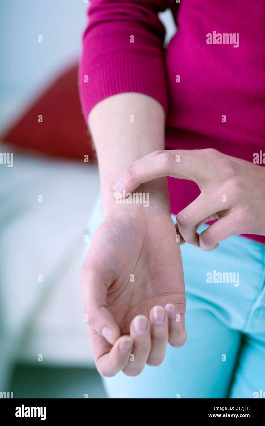 Woman pulse rate measuring hi-res stock photography and images - Alamy