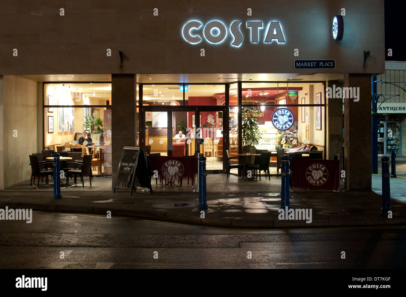 Costa coffee shop at night, Market Place, Warwick, UK Stock Photo - Alamy