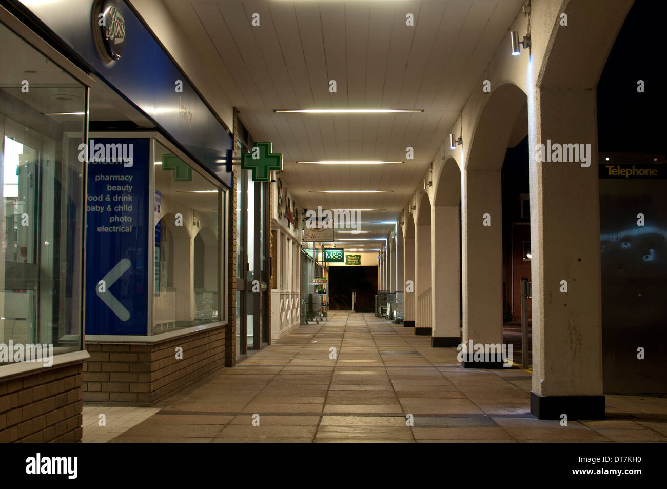 Warwick uk warwickshire shopping hi-res stock photography and images ...