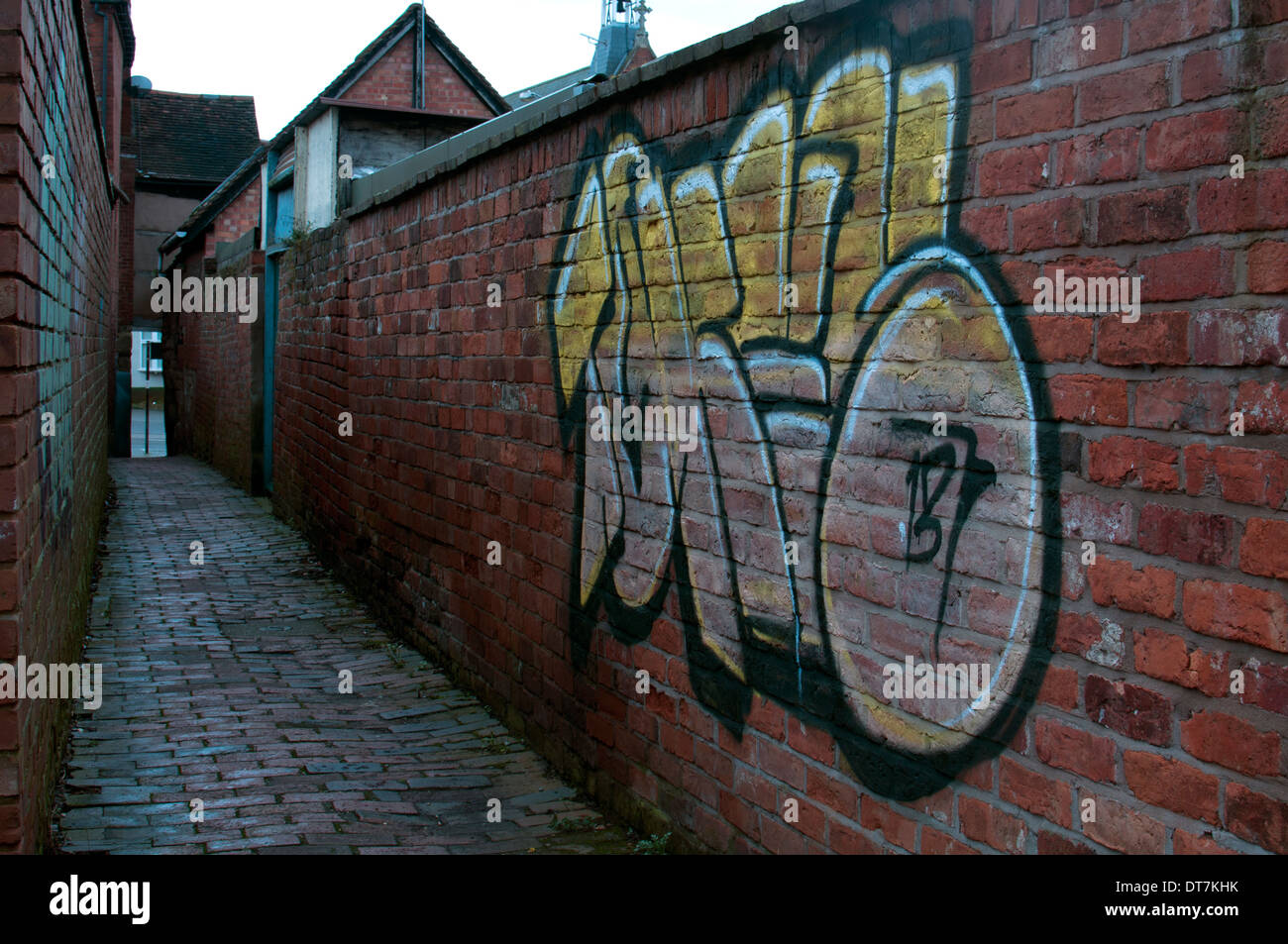 Alleyway with graffiti hi-res stock photography and images - Alamy
