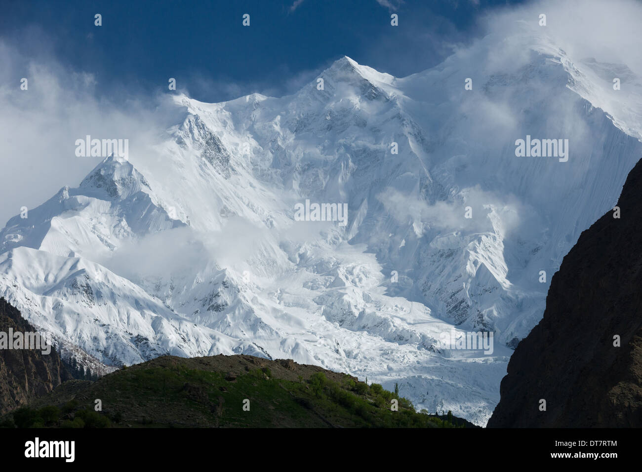 Karakoram mountain pakistan snow hi-res stock photography and images ...