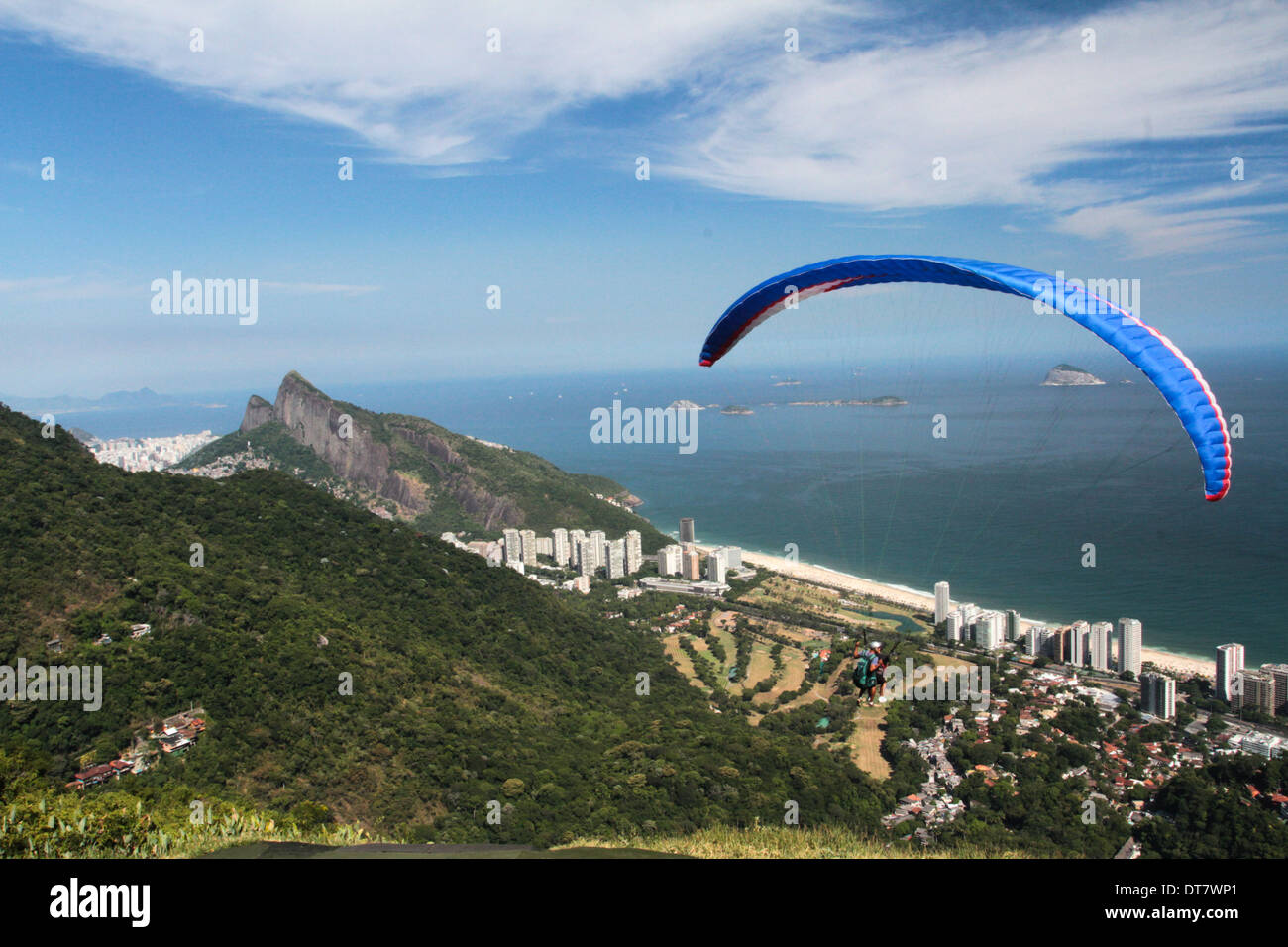 Paragliding flight at Pedra Bonita, Rio de Janeiro Stock Photo - Alamy