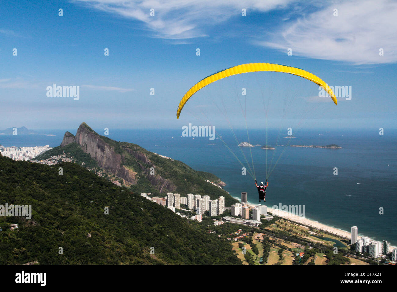 Paragliding flight at Pedra Bonita, Rio de Janeiro Stock Photo - Alamy