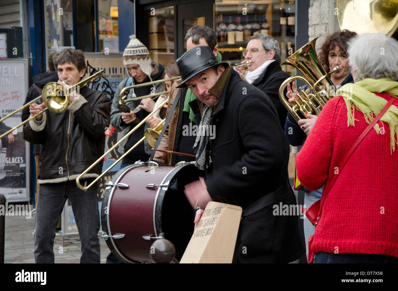 Street performers paris hi-res stock photography and images - Alamy