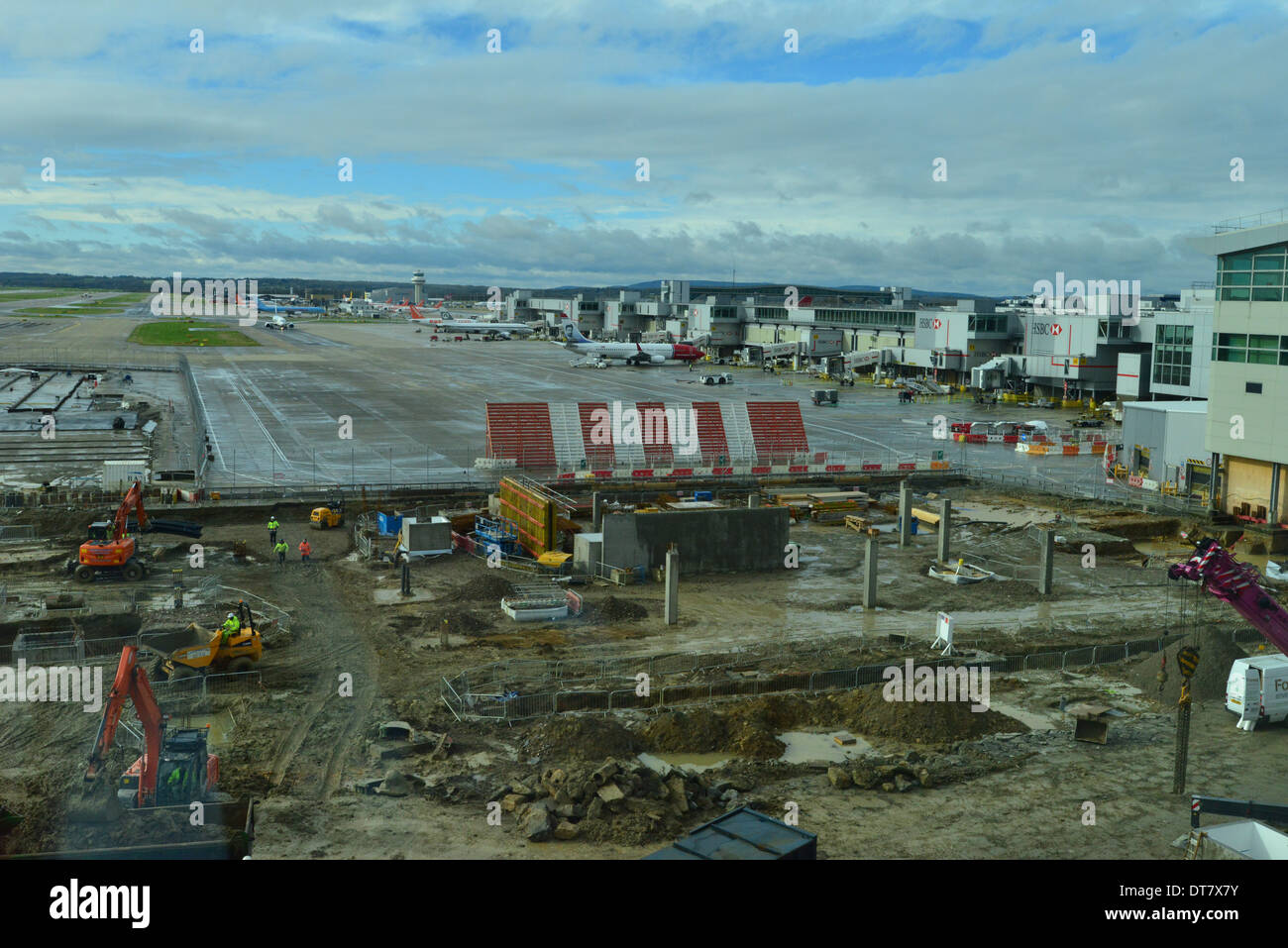 Building new pier london gatwick hi-res stock photography and images ...