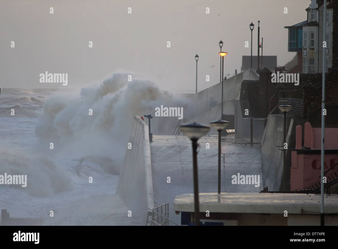 Storm surge against seawall hi-res stock photography and images - Alamy