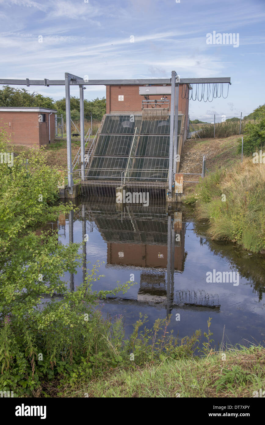 Flood defences and pump, Rawcliffe Bridge, Goole, East Yorkshire ...