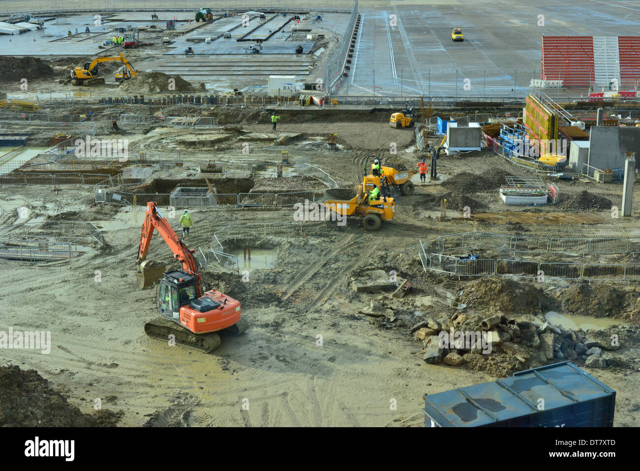 The building of the new Pier 1 at London, Gatwick Stock Photo - Alamy