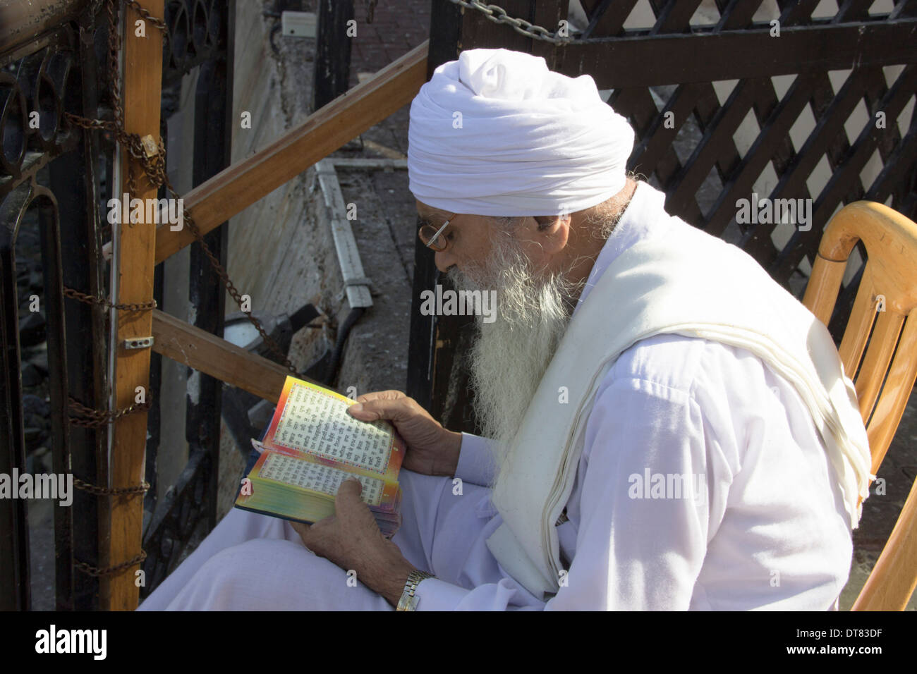 Arab man praying hi-res stock photography and images - Alamy