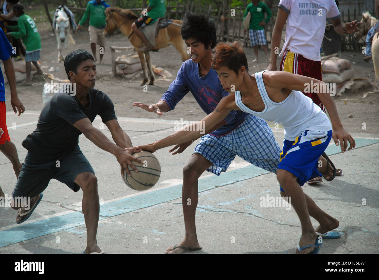 Filipino kids playing street hi-res stock photography and images - Alamy