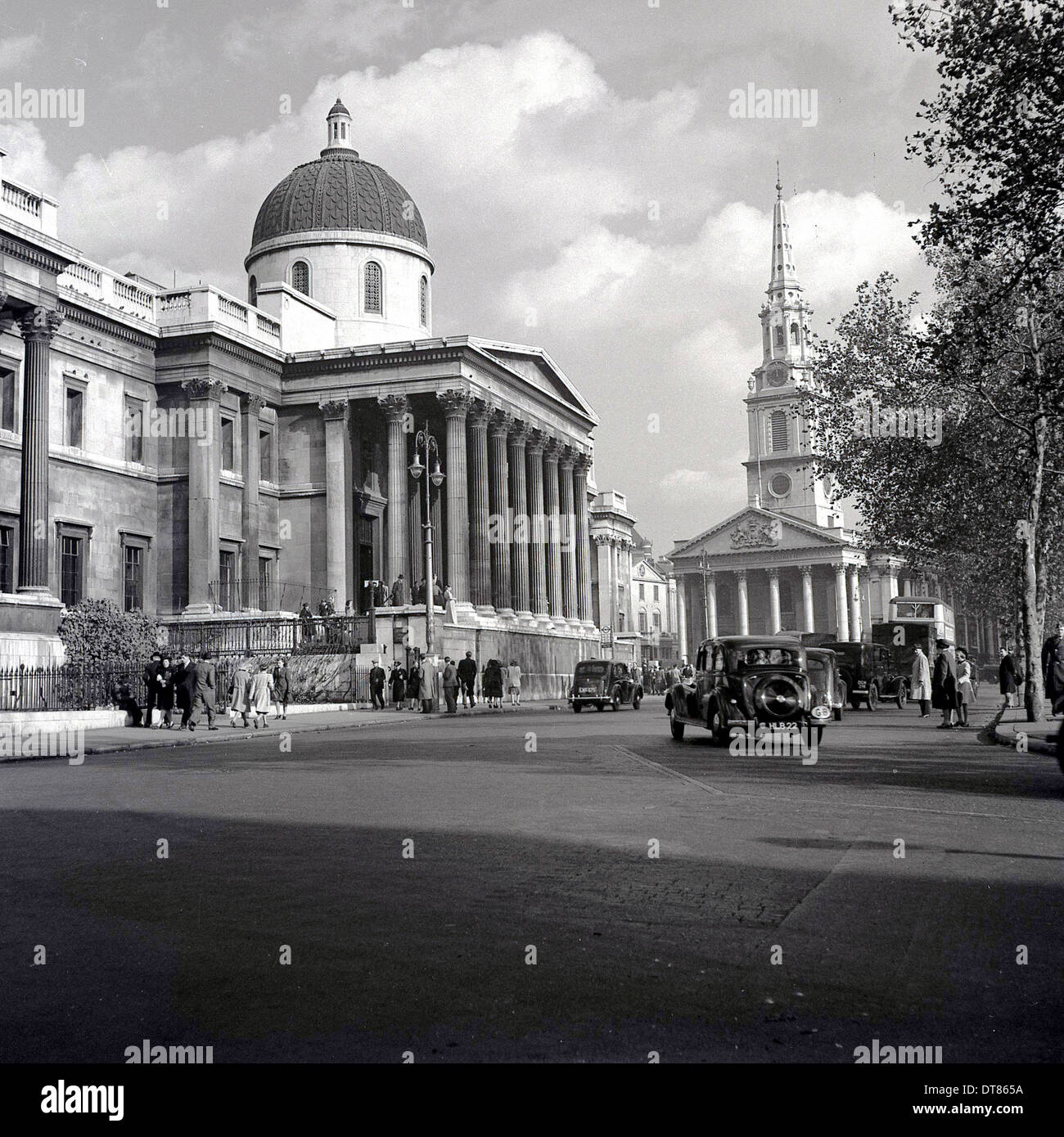 London, 1940s. Historical picture showing cars going pass the national ...