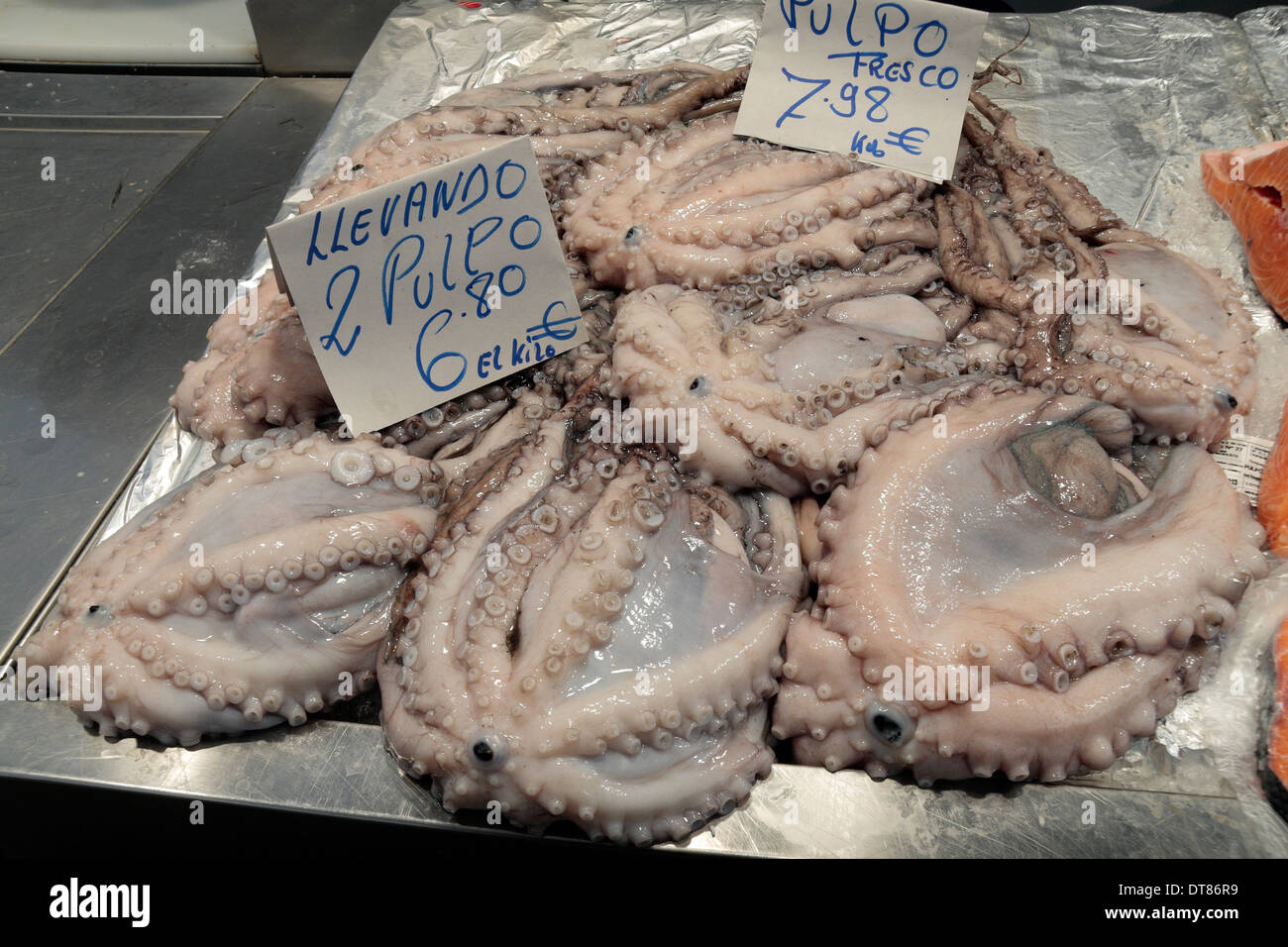 Pulpo (octopus) on sale in the Mercado Centra fish market, Cadiz ...