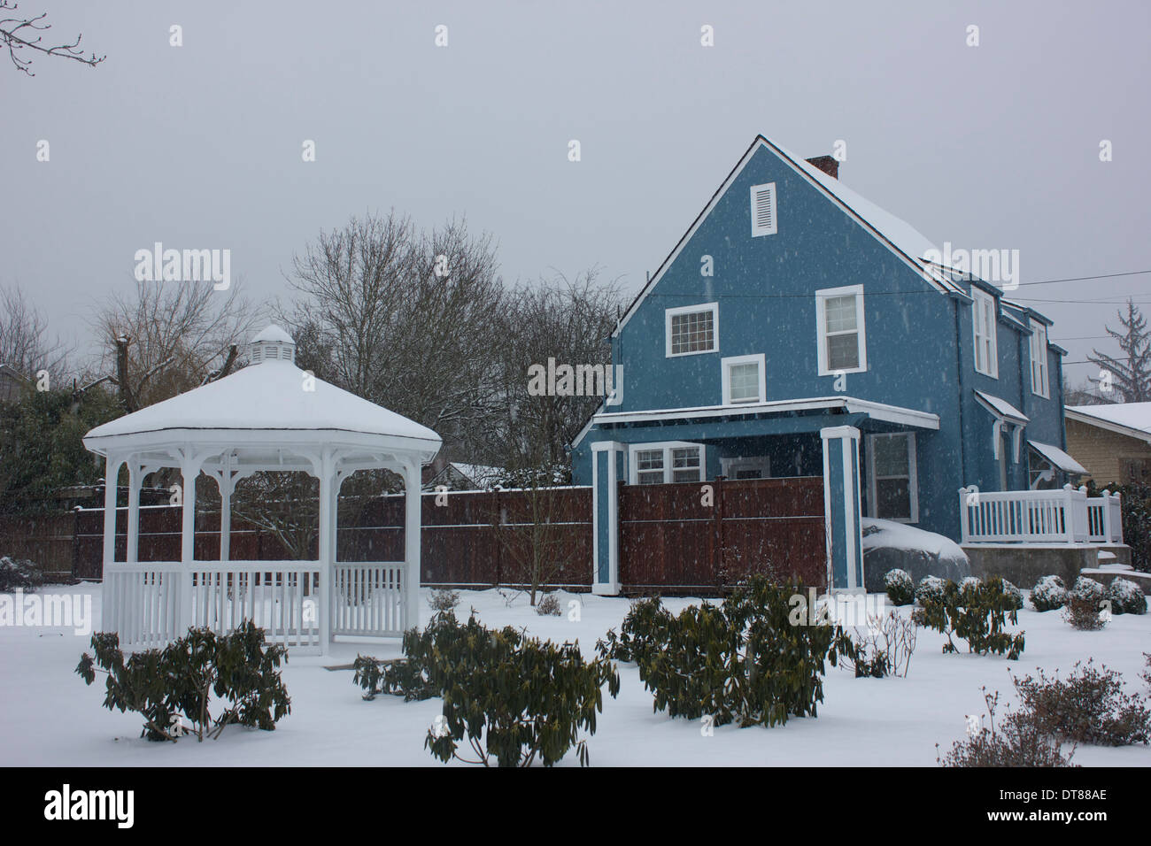 A house in Eugene, Oregon during the 2014 snow storm Stock Photo - Alamy