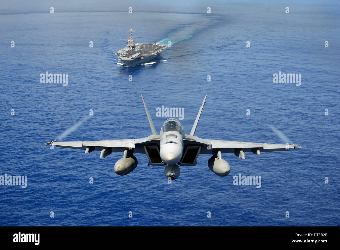 Fighter jet above ship hi-res stock photography and images - Alamy