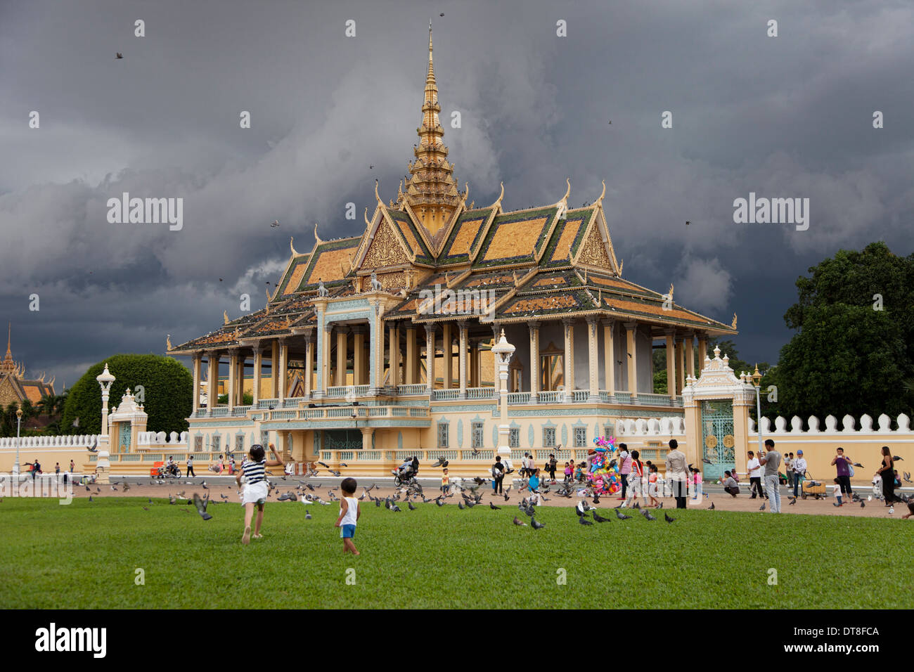 Royal Palace in Phnom Penh Stock Photo - Alamy
