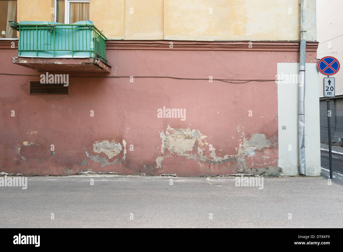 Urban scene. Empty street wall Stock Photo - Alamy