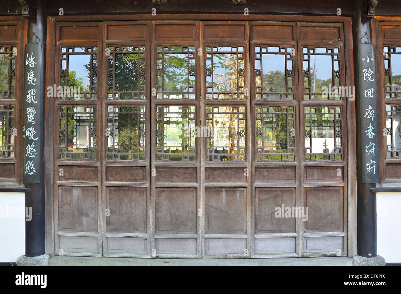 Traditional chinese door design door hi-res stock photography and ...