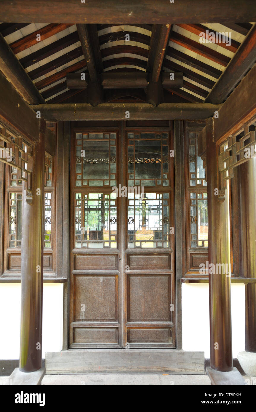 Traditional chinese door design door hi-res stock photography and ...