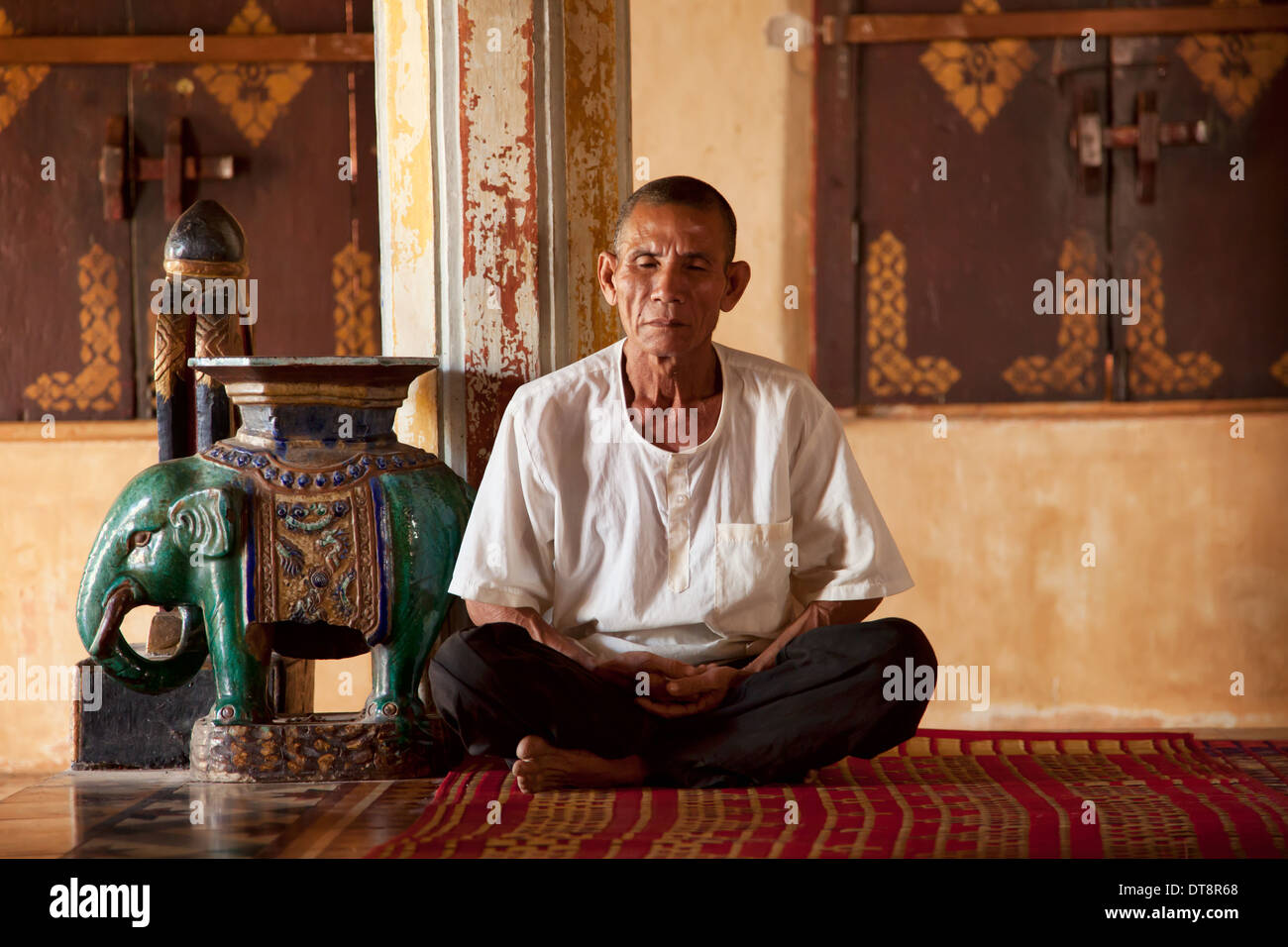 Old man meditating Stock Photo - Alamy