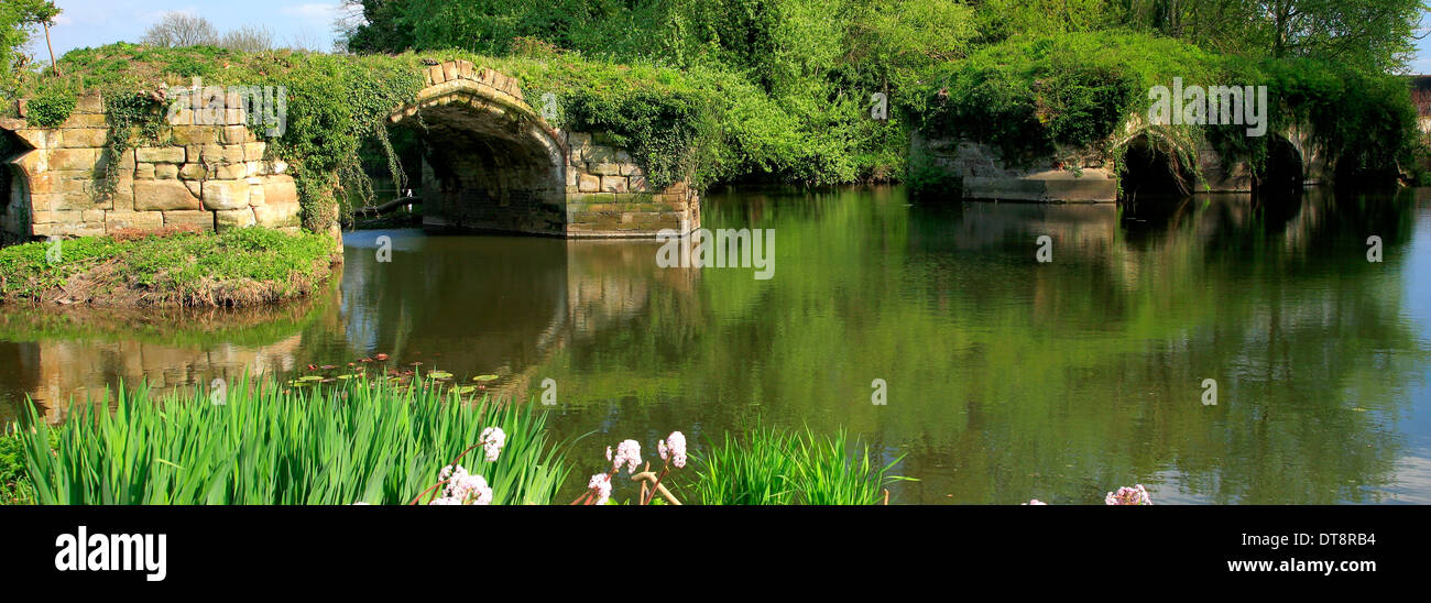 Warwick Castle Bridge, River Avon, Warwick Castle, Warwickshire ...